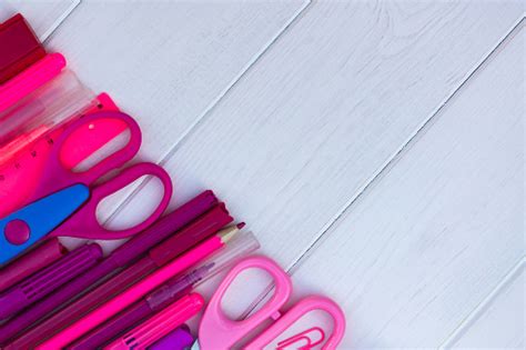 흰색 나무 배경에 분홍색 학교 용품 맨 위 보기입니다 복사 공간을 참조하십시오 교육 과 학교 개념으로 돌아갑니다 0명에 대한