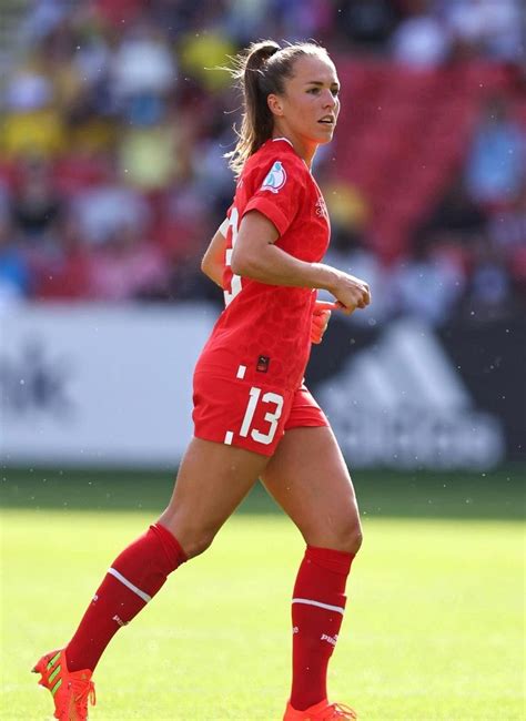 Lia W Lti Photos Age Stats Salary And Net Worth