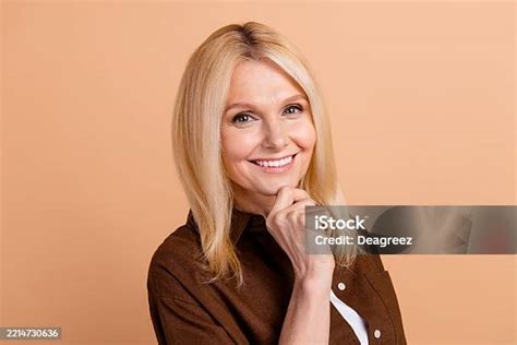 매력적인 보스 금발 머리 사업주의 근접 촬영 초상화는 베이지 색 배경에 고립 된 시작 계획에 대해 생각하는 터치 턱 갈색에 대한