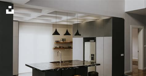 흰 벽 근처 검은 나무 테이블 사진 Unsplash의 무료 실내 이미지