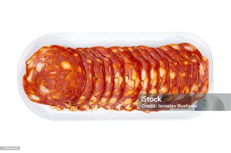 얇게 썬 스페인산 절인 고기가 흰색 접시에 담겨 요리 환경에서 밝은 조명 아래에서 풍부한 색상과 질감을 보여줍니다 0명에 대한 스톡 사진 및 기타 이미지 Istock