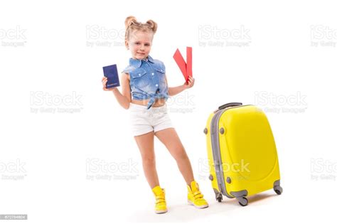 블루 셔츠 흰색 반바지와 선글라스에 예쁜 소녀 노란색 가방 근처에 서 고 레드 카드와 여권 가능성에 대한 스톡 사진 및 기타