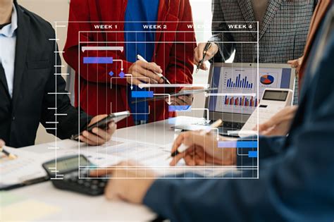 프로젝트 관리자는 이정표 진행 계획 및 Gantt 차트 일정 다이어그램을 사용하여 작업을 작업하고 업데이트합니다사무실에서 일하는