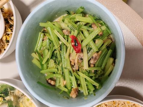 【芹菜炒蛤蜊的做法步骤图，芹菜炒蛤蜊怎么做好吃】温小厨娘下厨房