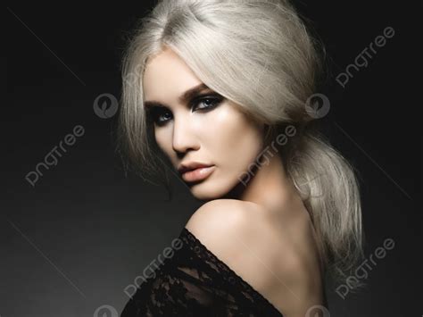 검은 배경에 우아한 헤어스타일을 한 아름다운 금발 여성의 패션 스튜디오 초상화 사진 및 무료 다운로드를위한 그림 Pngtree