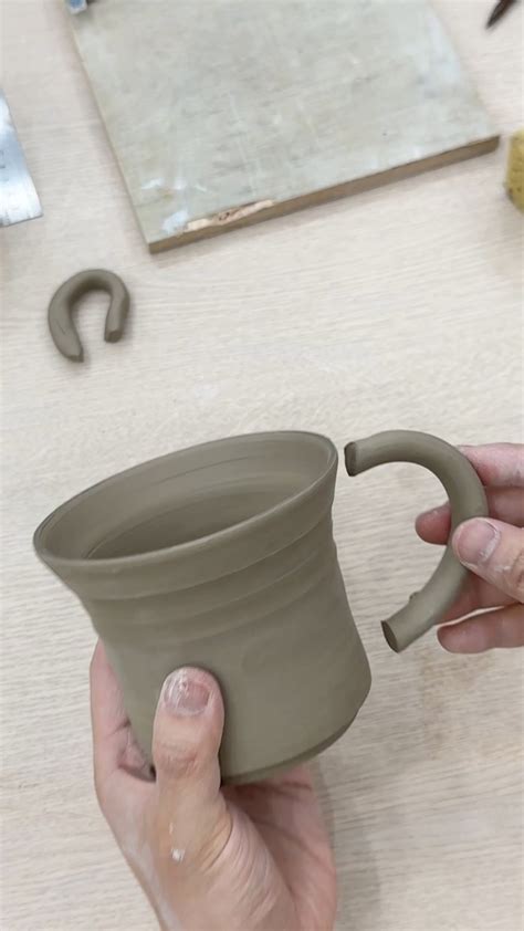 도자기 그릇 만드는 무오라muora 황작가 컵에 손잡이는 어떻게 붙일까요 이번 영상을 보시면 알 수 있어요 수강생이 만든 컵이에요 수업시간에 마무리를 다 하지