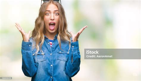 아름 다운 젊은 금발 여자에 선글라스를 쓰고 배경 미친 절연 하 고 미친 소리 하 고 적극적인 식와 팔 제기 함 좌절 개념입니다