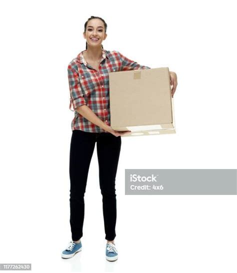 전체 길이1 인정면 1819 세 성인 아름 다운 흑발긴 머리포니 테일 코 카 서 스 여성젊은 여성 미소행복쾌활 한시원한 태도 흰색 배경 앞에 서 18 19세에 대한 스톡