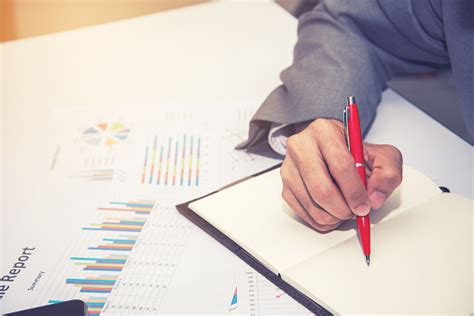 펜을 들고 사무실에서 비즈니스 차트를 분석 하는 노트북에 뭔가 쓰는 비즈니스 남자 손 계획에 대한 스톡 사진 및 기타 이미지 계획 그래프 남성 Istock
