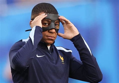 عکس تغییر ماسک محافظ صورت امباپه همشهری آنلاین