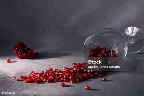 와인 잔에 석류 씨앗과 근처에 익은 석류 조각 석류 와인 로맨스의 개념 건강 한 음식 개념입니다 계절 겨울 과일 철분의 원천 개체 그룹에 대한 스톡 사진 및 기타 이미지