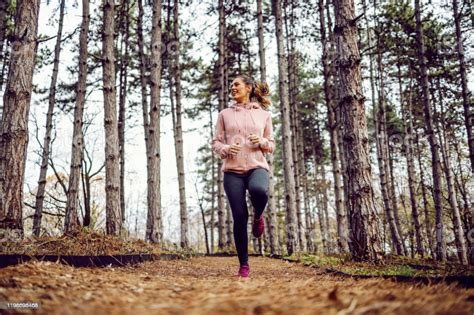 숲에서 실행 하는 스포츠웨어에 아름 다운 피트 젊은 여자의 전체 길이 자연 개념의 피트니스 체육관에 대한 스톡 사진 및 기타 이미지 Istock