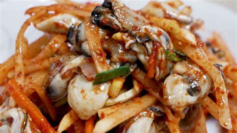 무를 얇개 채쳐서 신선한 굴을 잔뜩 넣고 고추가루 양념으로 살살 무처 만든 굴무채김치 Youtube