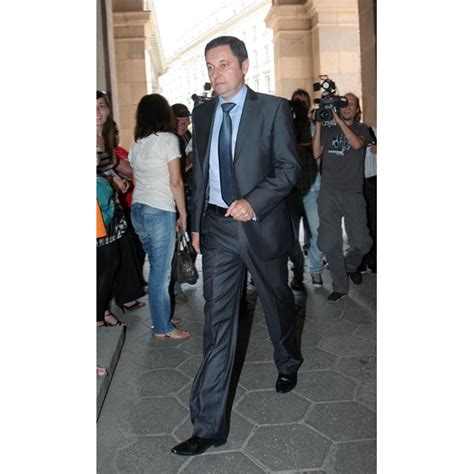 Яне плаче за кучето си