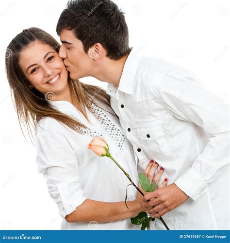 Menino Que D A Menina Uma Rosa E Um Beijo Rom Ntico Imagem De Stock Imagem De Compromisso
