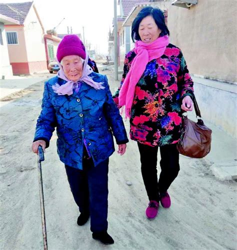 能包饺子蒸馒头 青岛114岁老人获评省十大寿星 海报新闻