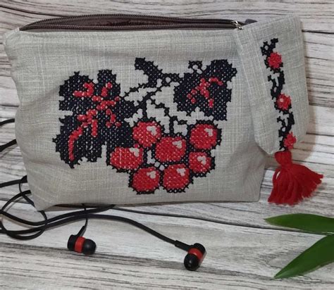 Велика косметичка брелок чохол льон та ручна вишивка дорожній
