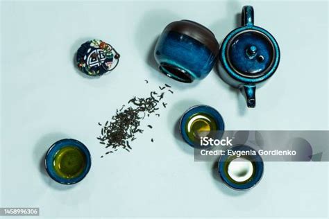 다도를 위해 테이블에 찻 주전자와 중국 차 한잔 동양 차 세트 전통적인 아시아 다도의 개념 회색 배경에 파란색 찻주전자와 찻잔 건강관리와 의술에 대한 스톡 사진 및 기타