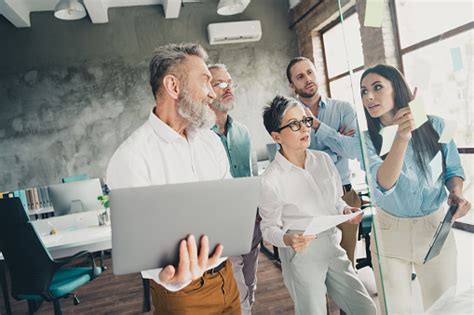 사진 코워킹 프로젝트 팀워크 사람들 브레인스토밍 스티커 메모 함께 작업 컨퍼런스 회의 성공적인 좋은 가벼운 사무실 30 34세에 대한 스톡 사진 및 기타 이미지 Istock