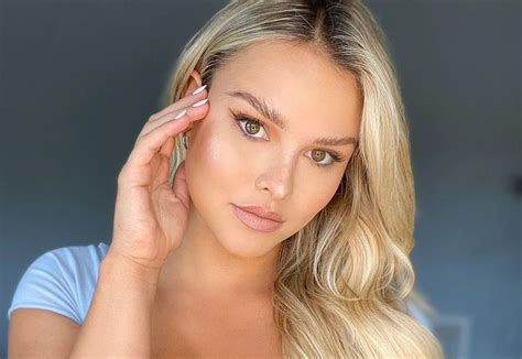 Kinsey Wolanski Tânăra Care A Intrat Aproape Dezbrăcată Pe Teren La