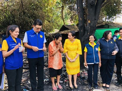 นายเหล่ากาชาดจังหวัดชลบุรีรุดเยี่ยมมอบถุงยังชีพให้ผู้ประสบเหตุบ้านไฟไหม้
