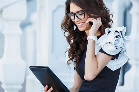 여 자가 매우 성공적인 사업가 태블릿 Pc와 함께 작동합니다 갈색 머리에 대한 스톡 사진 및 기타 이미지 갈색 머리 거리 건설 산업 Istock