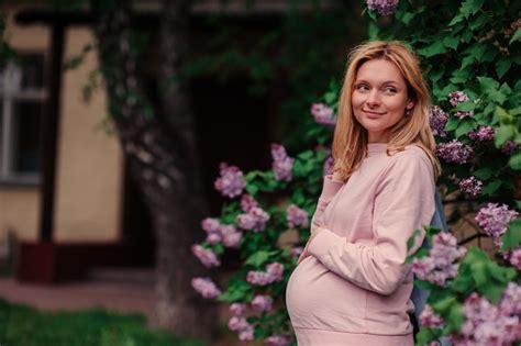 행복 한 임신 금발 아름 다운 여자 봄 공원이 나 정원에 Outddor를 걷고 피 부시 근처 포즈 가족에 대한 스톡 사진 및 기타 이미지 Istock