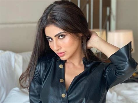 Mouni Roy चा विमानतळाच्या दारातच उडाला गोंधळ या कारणामुळे विमानतळावर