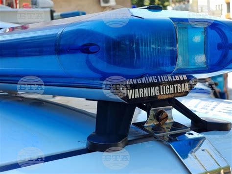 Мъж загина а жена е с опасност за живота след тежка катастрофа между микробус и лека кола на