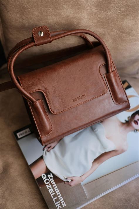 가방 디자인 가죽 가방 검은 색 지갑 고급 가방 나무 위의 지갑 나뭇가지 단순한 아름다움 라이프스타일 럭셔리 패션