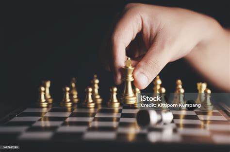 아이디어와 경쟁 및 전략 비즈니스 성공 개념 팀워크 전략 개념을 계획하는 비즈니스 공모전 을 위한 체스 보드 게임 컨셉에 체스 조각을 옮기는 사업가 갈색에 대한 스톡 사진