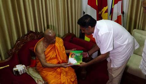 සජිත්ගේ ප්‍රතිපත්ති ප්‍රකාශය මහ නාහිමිවරුන්ට පිළිගන්වයි Ada Online