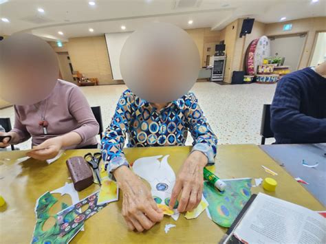 더힐실버타운 상상력이 펼쳐지는 모자이크 작품 만들기