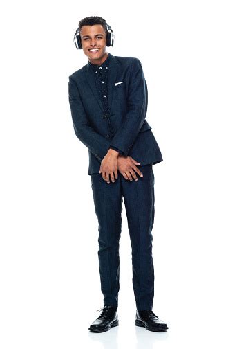 양복 정면 음악을 입고 서 있는 전체 길이 정면 1명 2029세 성인 잘생긴 사람 흑발 짧은 머리 아프리카 민족 아프리카계 민족 젊은 남자 사업가 비즈니스 맨 스탠딩 20