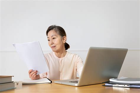 시니어여성노트북으로 공부하는 중년여성 사진 유토이미지 상세페이지 베이직샵 사진 21959169