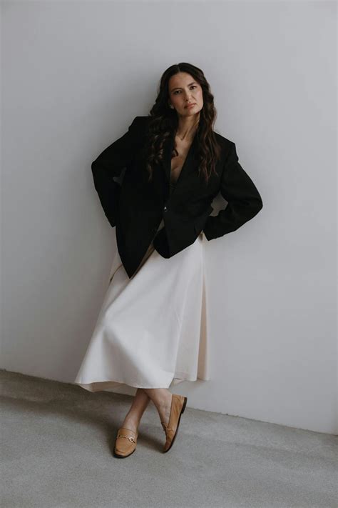 실내 갈색 머리 고전적인 표정 그린 블레이저 단순한 머리부터 발끝까지 모델 미니멀리스트 부티크 블랙 블레이저