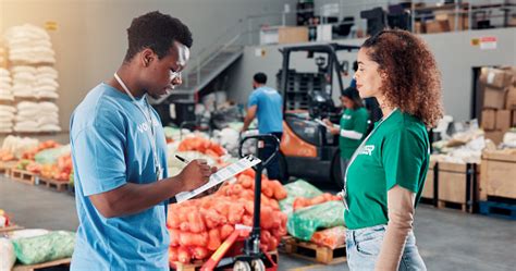 사람들 자원 봉사 및 기부 재고 재고 체크리스트 및 자선 단체의 창고에서 클립 보드에 글쓰기 여성 남성 식료품 노트 인도주의적 원조 Ngo 복지 및 식량 배급 목록 20