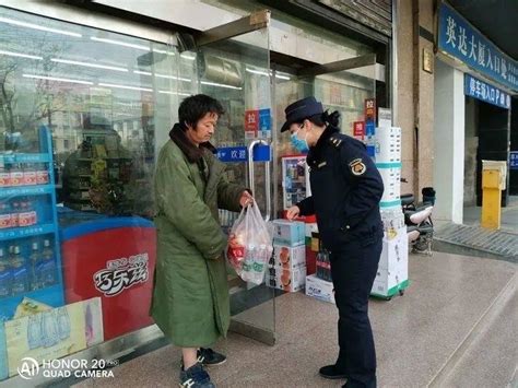 点赞！莲湖城管暖心救助流浪汉曹娜