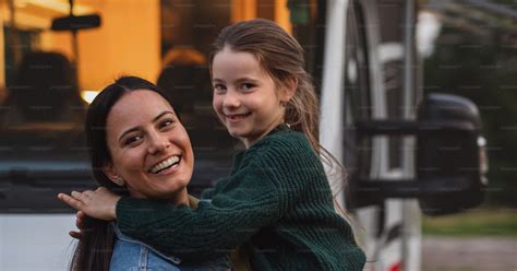 해질녘 캠프장에서 야외에서 차 옆에 서 있는 딸과 함께 행복한 어머니 캐러밴 가족 휴가 여행 사진 Unsplash의 슬로바키아 이미지