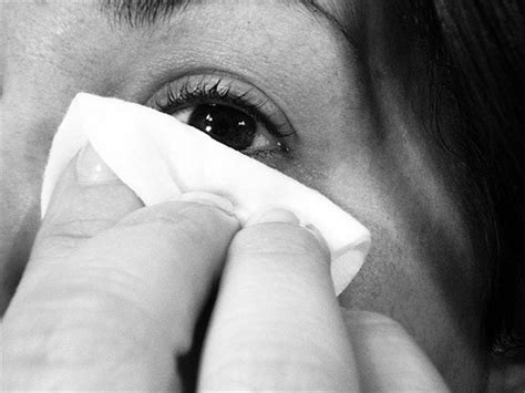 How To Safely Remove Eye Makeup