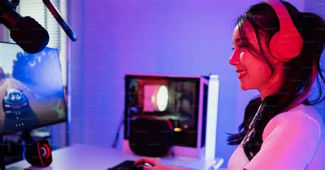 아시아의 아름다운 Esport 여성 게이머는 컴퓨터에서 온라인 비디오 게임을 합니다 매력적인 어린 소녀 게임 플레이어는 행복을 느끼고 집에서 사이버 토너먼트를 재생하는