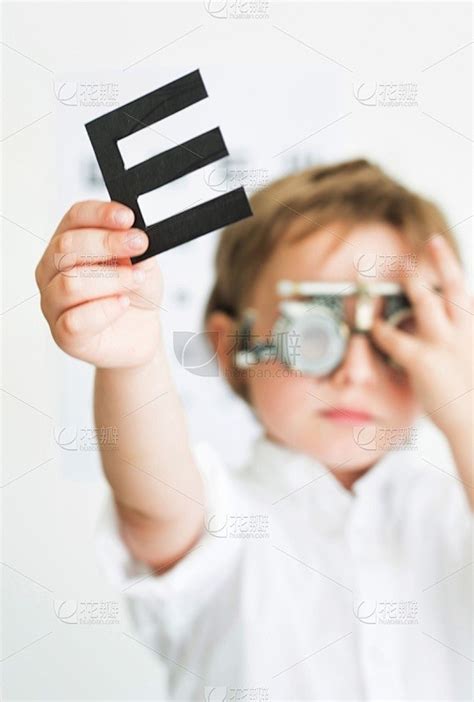 视力测验 儿童 视力表 近视 验光师 垂直画幅 学龄前 白人 眼镜