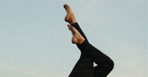 해변에서 요가 포즈를 취하는 사람 사진 Unsplash의 운동 이미지