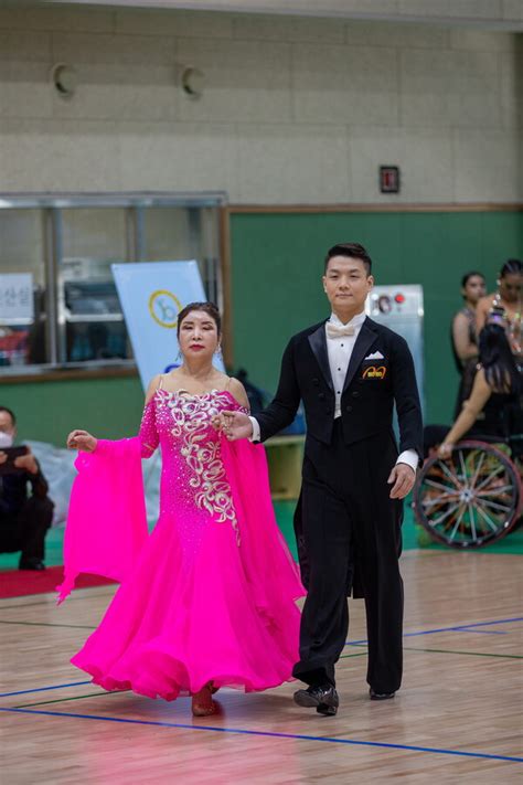 휠체어 위에서 춤추는 사람들