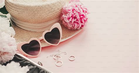 세련된 선글라스 보석 밀짚 모자 가방 분홍색과 흰색 모란 꽃다발은 텍스트를위한 공간이있는 분홍색 종이에 있습니다 안녕하세요 여름입니다 세계 여성의 날 사진