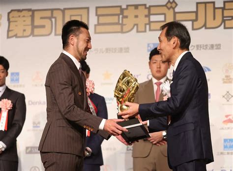 ＜三井ゴールデン・グラブ賞＞トロフィーを受け取る広島・菊池涼（撮影・白鳥 佳樹） ― スポニチ Sponichi Annex 野球
