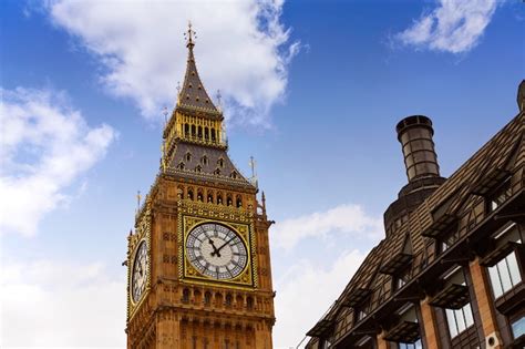 빅 벤 시계탑 웅덩이 반사 런던 프리미엄 사진