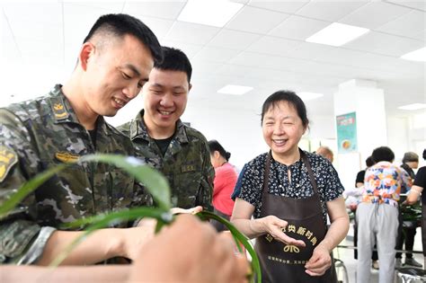 粽情端午兵妈妈进军营教官兵包粽子送来了家的味道