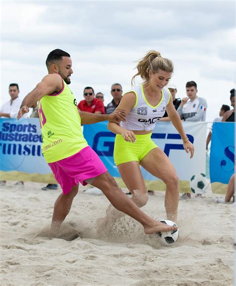 Eugenie Bouchard Au Match De Beach Soccer Sports Illustrated à Miami