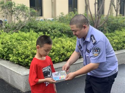致警娃：谢谢你们愿意做警察的孩子